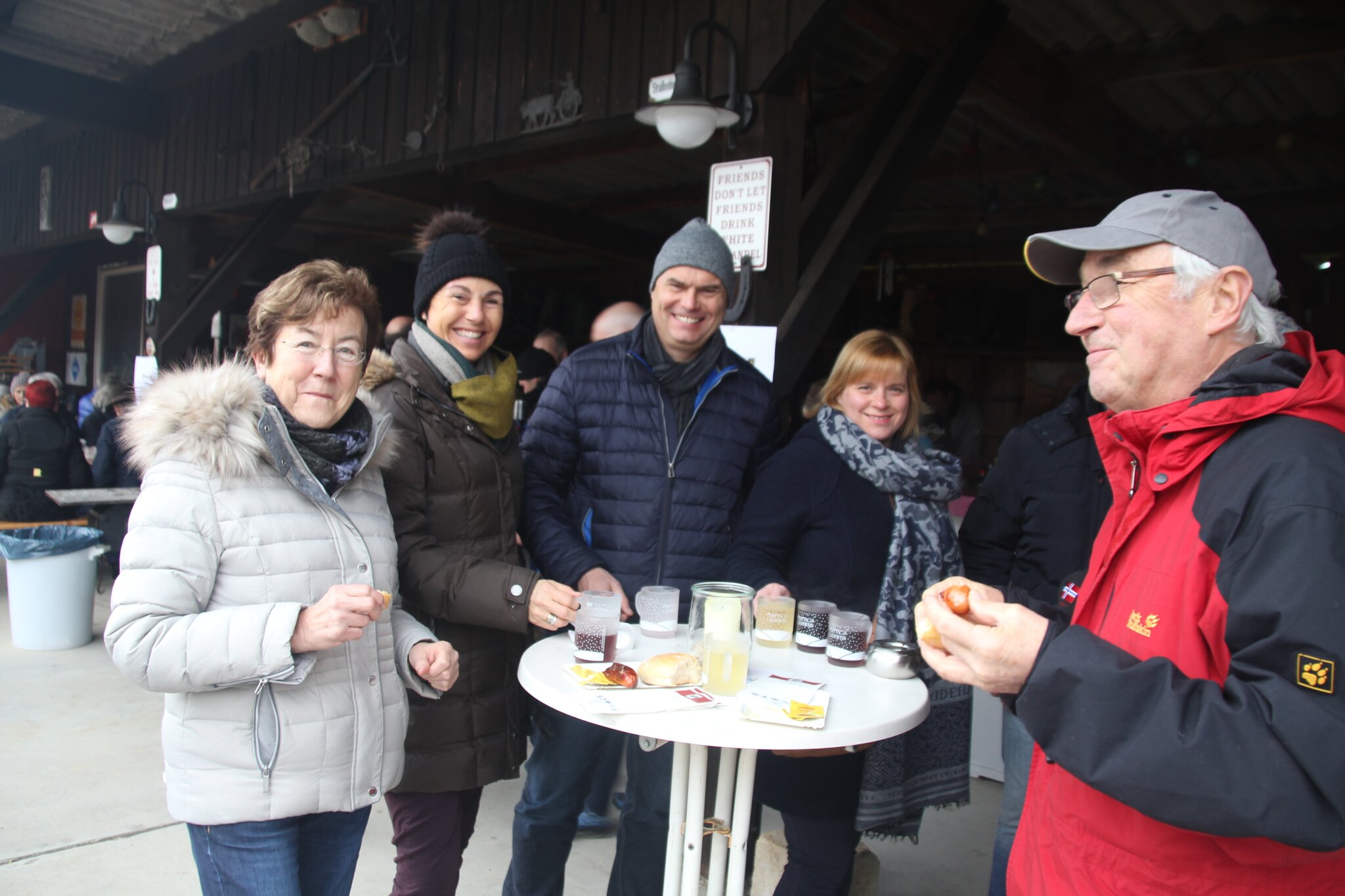 Großer Andrang beim Glühweinausschank der Bürgerstiftung - Flein