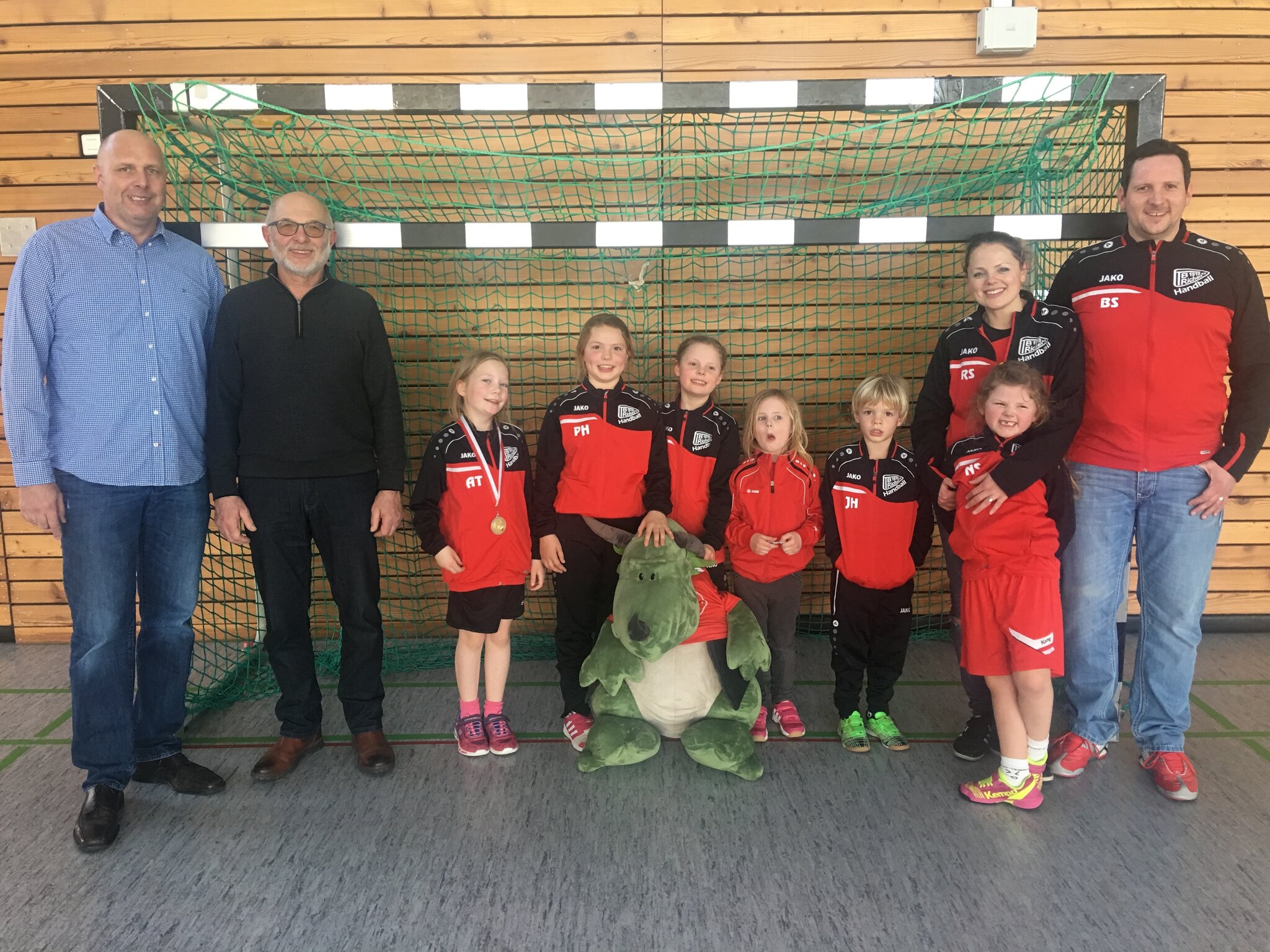 Neue Trainingsanzüge für die Nachwuchshandballer des TB Richen - Eppingen