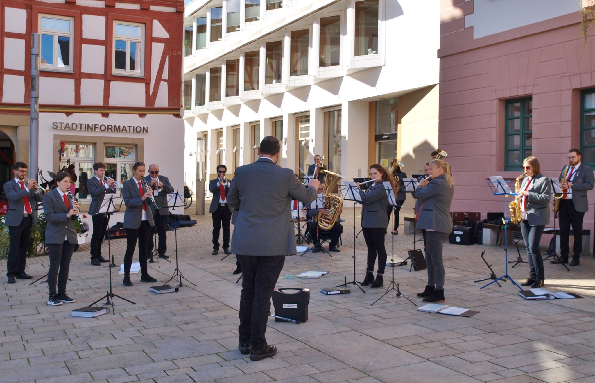 Orchester der Stadtkapelle musizierte auf dem Marktplatz - Eppingen