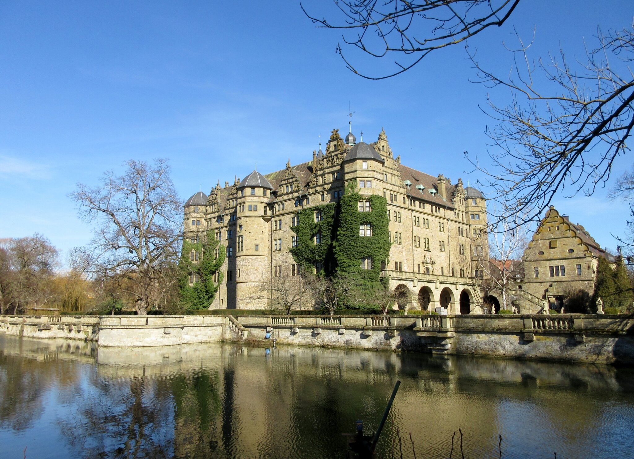Über den Eselspfad und die Römerstraße zum Schloss in Neuenstein ...