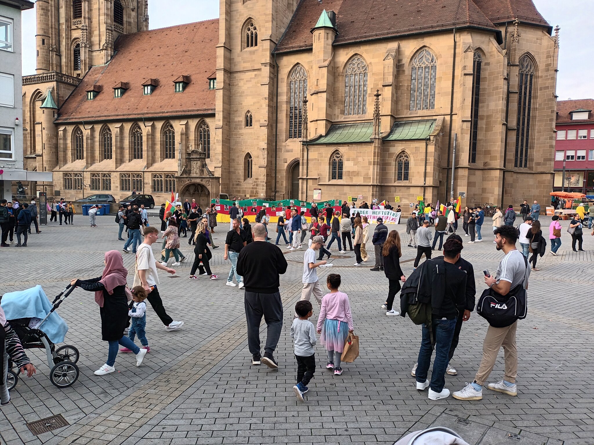 Kundgebung auf dem Kiliansplatz: Solidarität mit dem kurdischen Freiheitskampf - Heilbronn