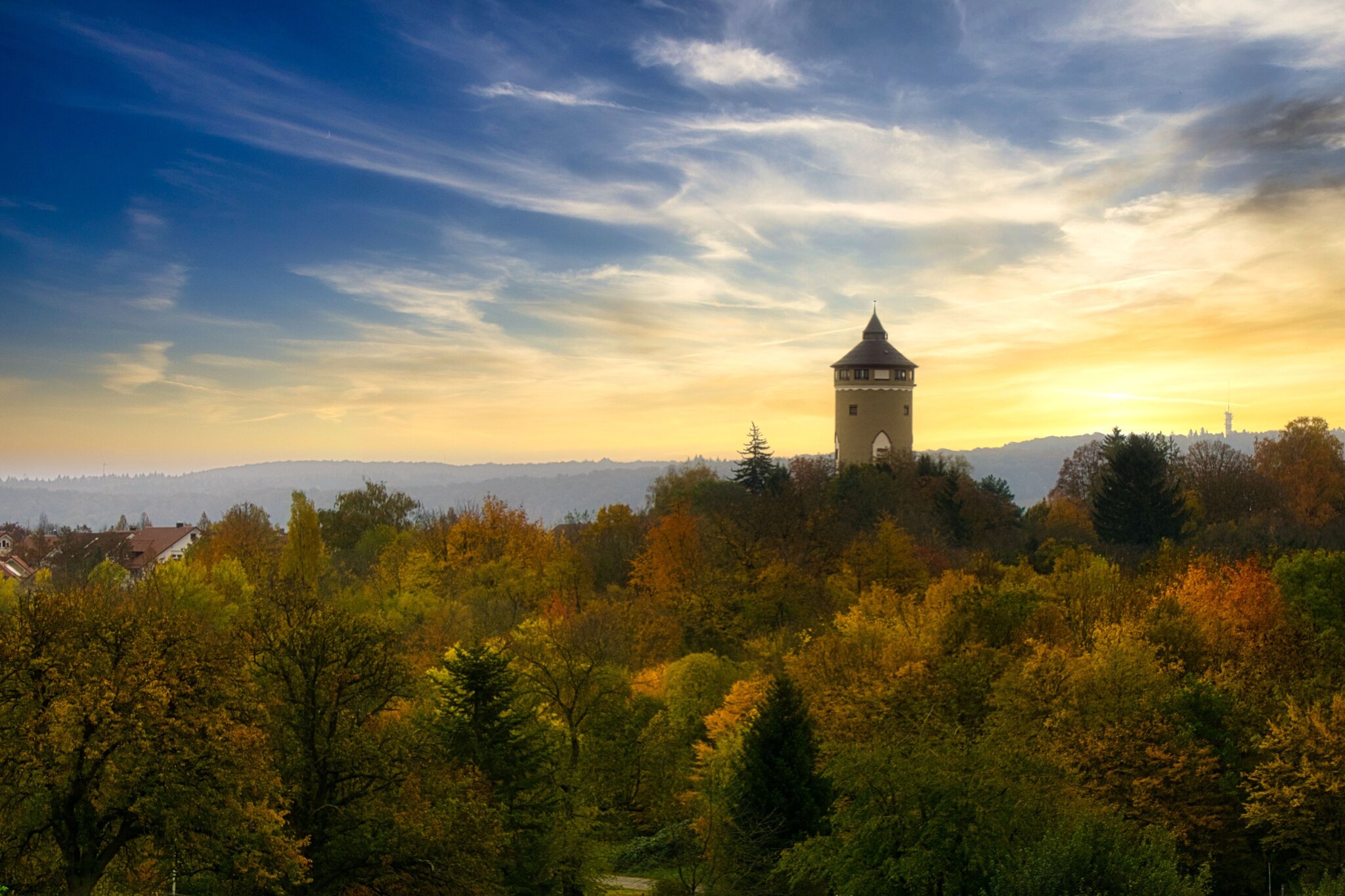Wasserturm in Herbstfarben umringt.: Buntes Laub und Sonnenaufgang ...