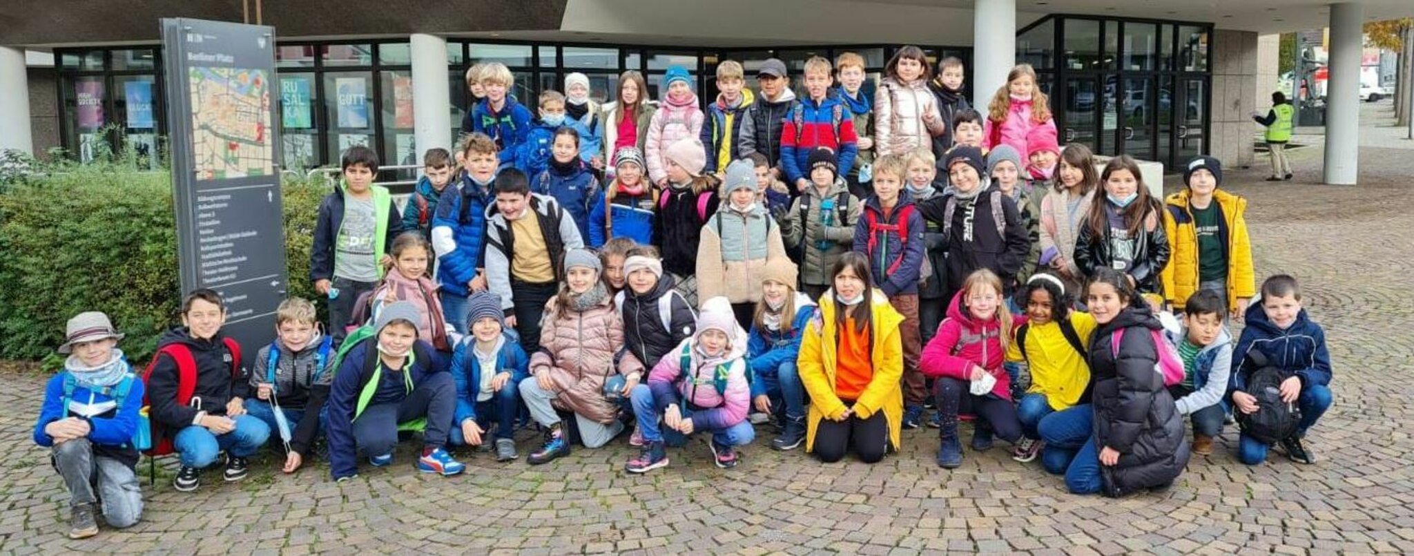 Hellbergschule Eppingen: Die Drittklässler der Hellbergschule mit Alice im Wunderland - Eppingen