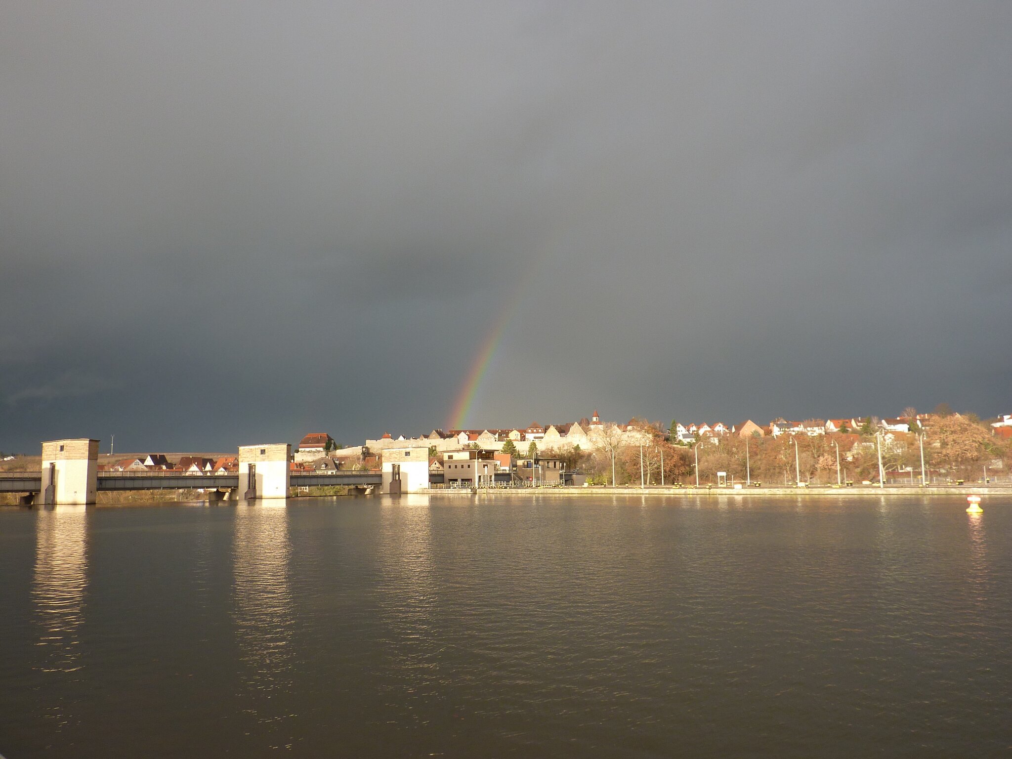 Wetterschauspiel an der historischen Stadtmauer in Lauffen. Im ...
