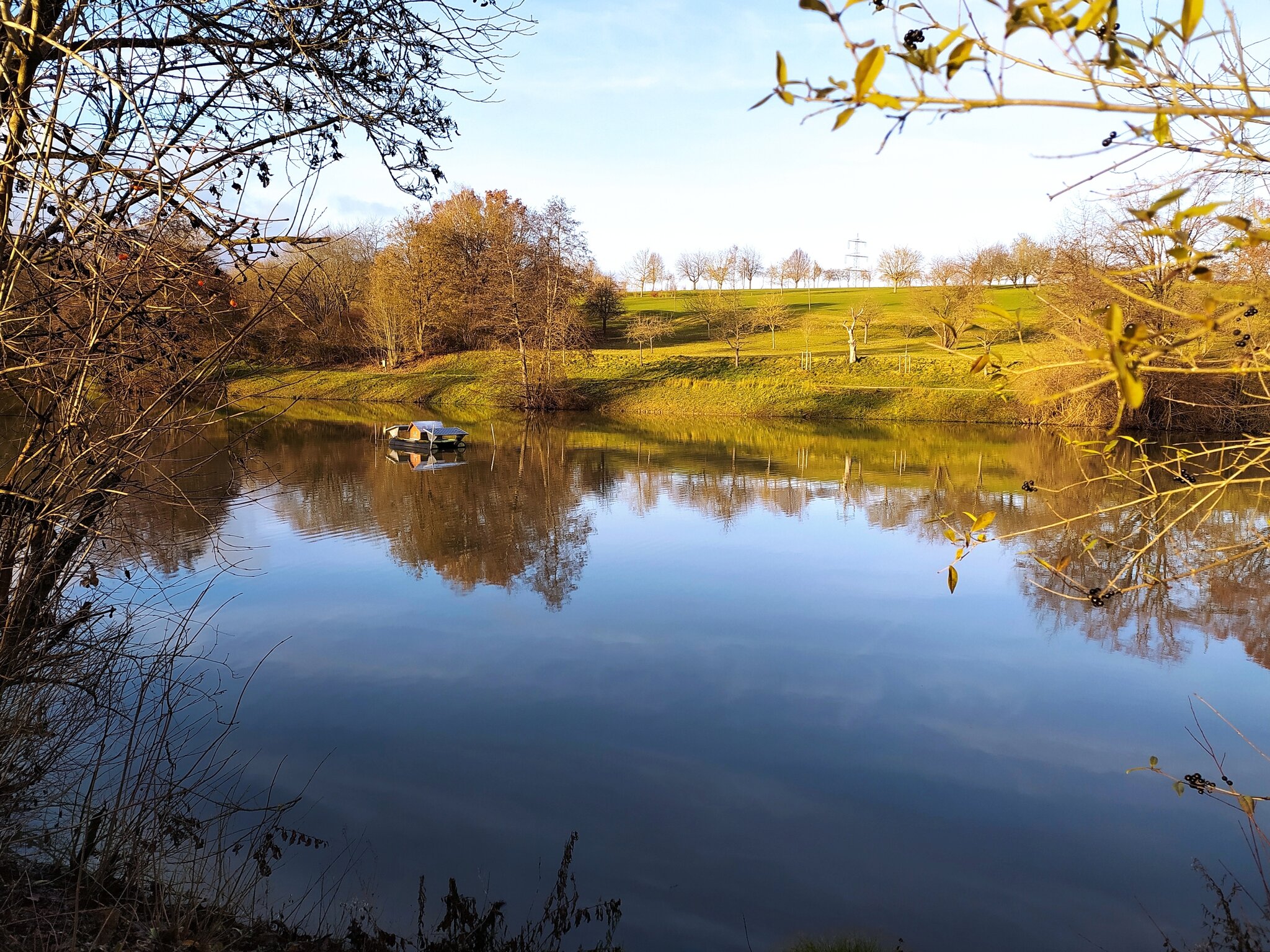 Spaziergang im Winter-Frühling: Viele kleine idyllische Seen rund um ...