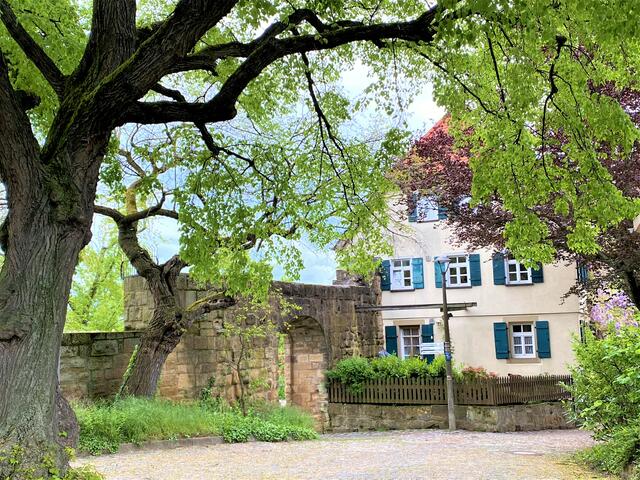 Ausflug mit vielen Sehenswürdigkeiten: Ausgeschildeter historischer ...