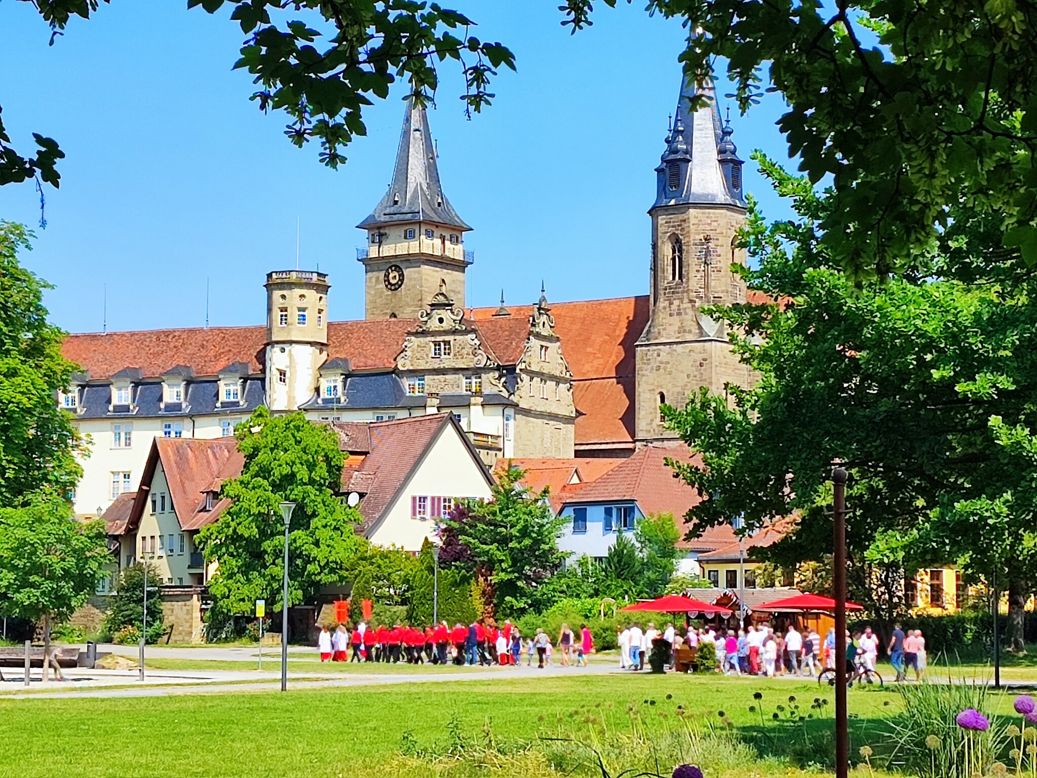 Fronleichnam-Prozession in Öhringen: Durch Flur zum Hofgarten und in ...