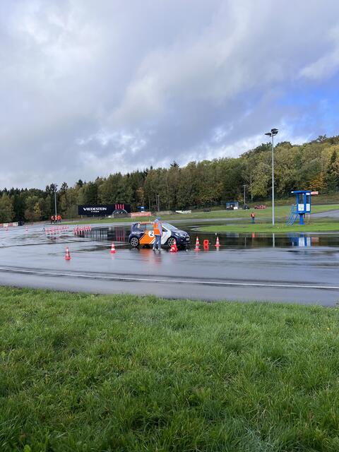 Yannick Dollmann holt am Nürburg Ring Meister-Titel im Automobil-Slalom ...