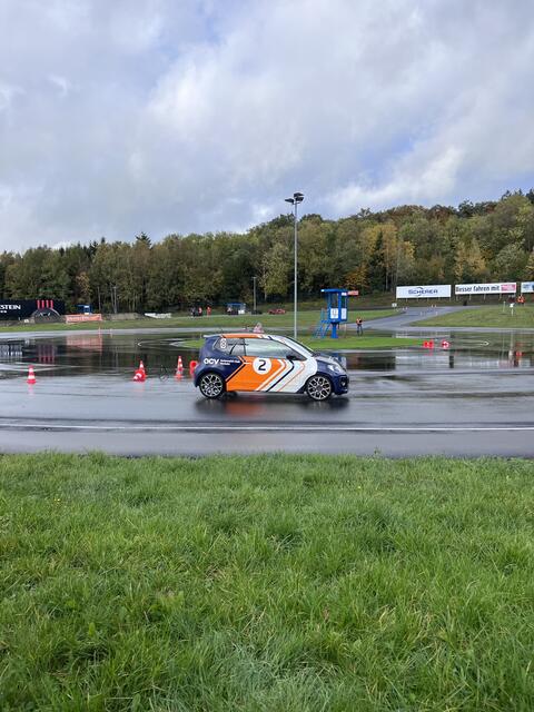 Yannick Dollmann holt am Nürburg Ring Meister-Titel im Automobil-Slalom ...