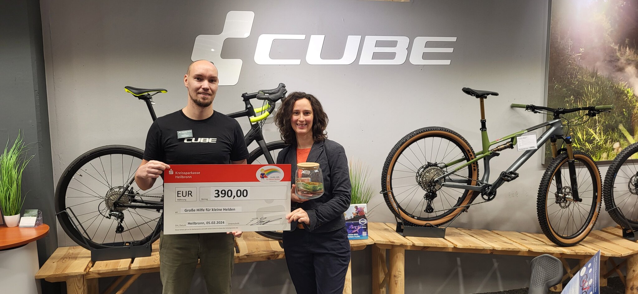 Spendenübergabe: Cube Store Weihnachtsfeier zugunsten „kleiner Helden ...