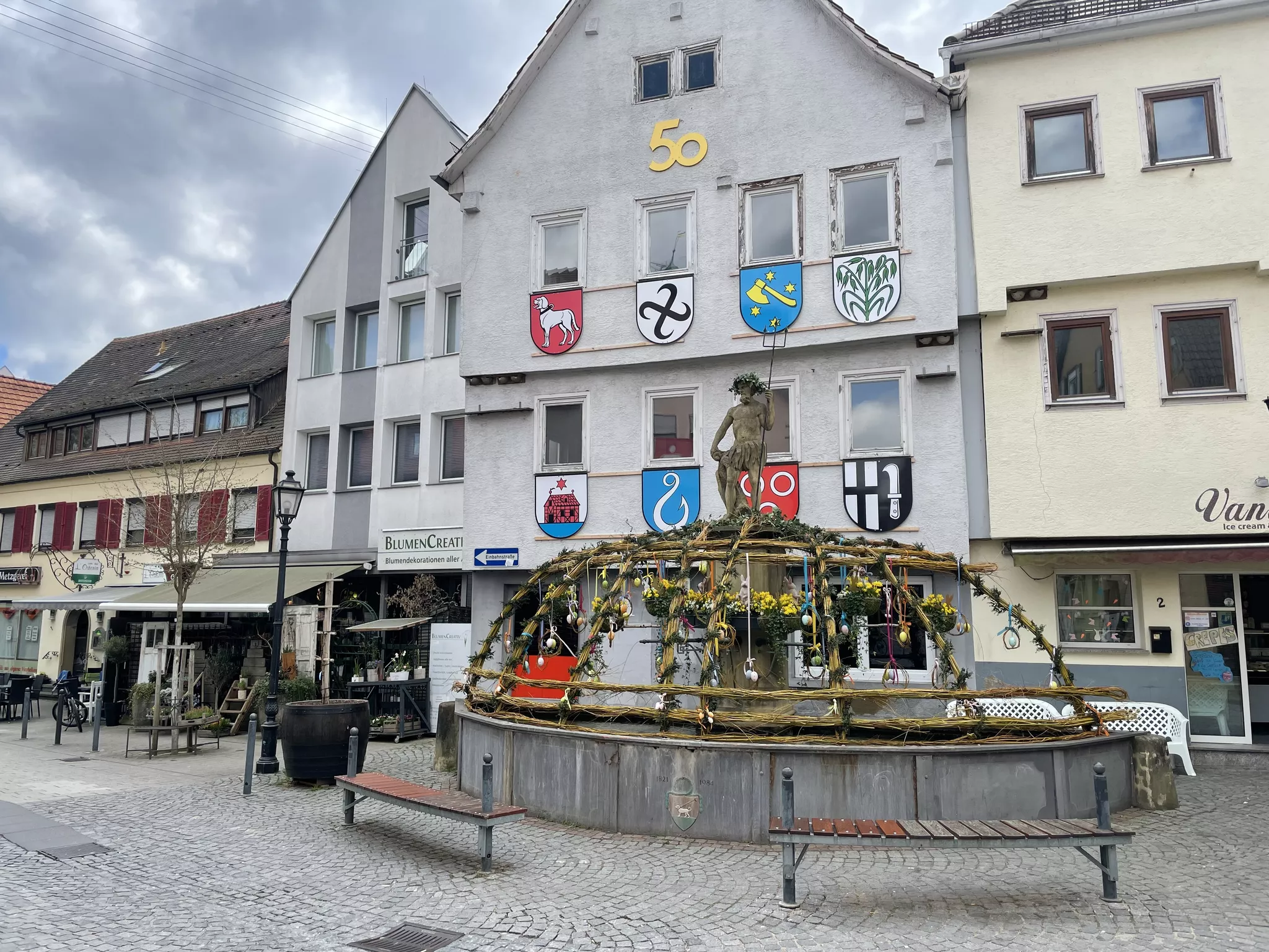 Ostern: Osterbrunnen von Brackenheim, mit den Wappen seiner Stadtteile ...