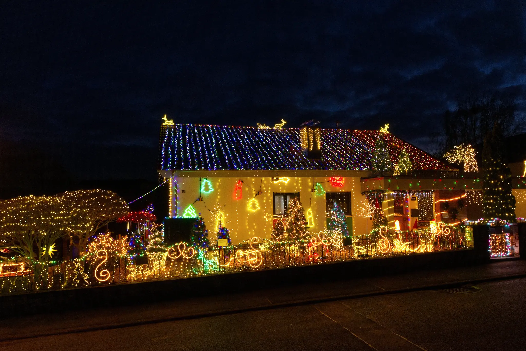 Weihnachtshaus: Funkelnde Lichter am Weihnachtshaus - Eppingen