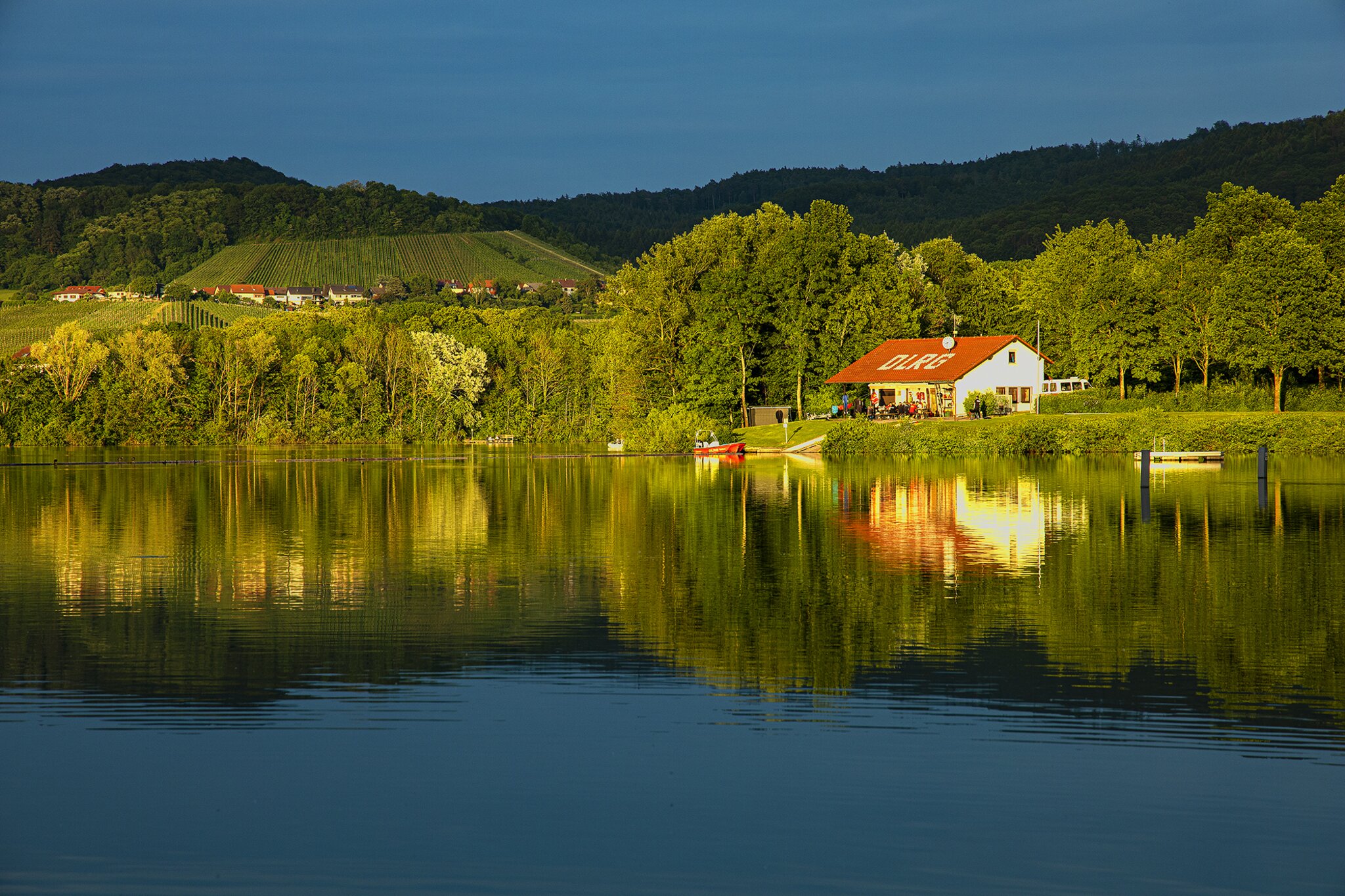 Die DLRG auch am Vatertag am Breitenauer See spät abends, eine Fete ...